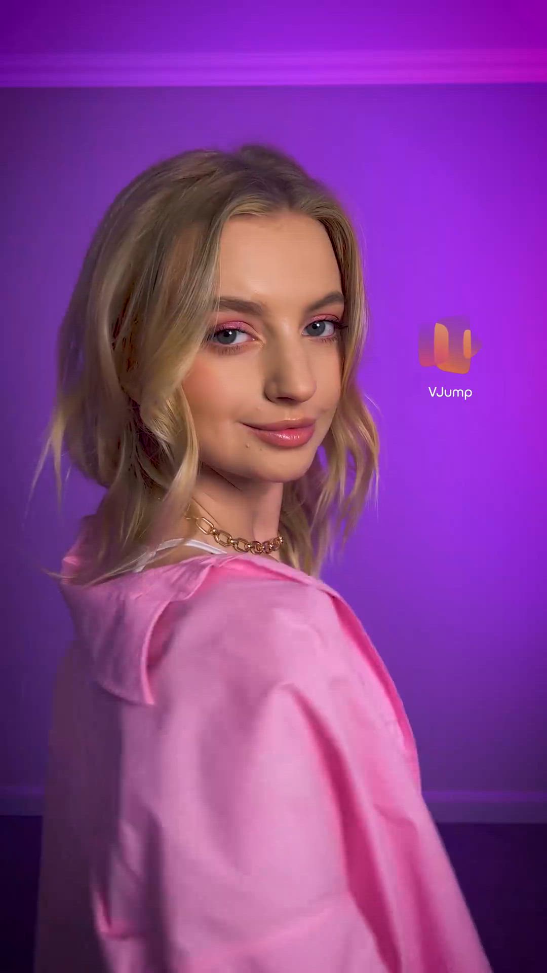 Change your look by turning and looking over your shoulder ️ How to ...